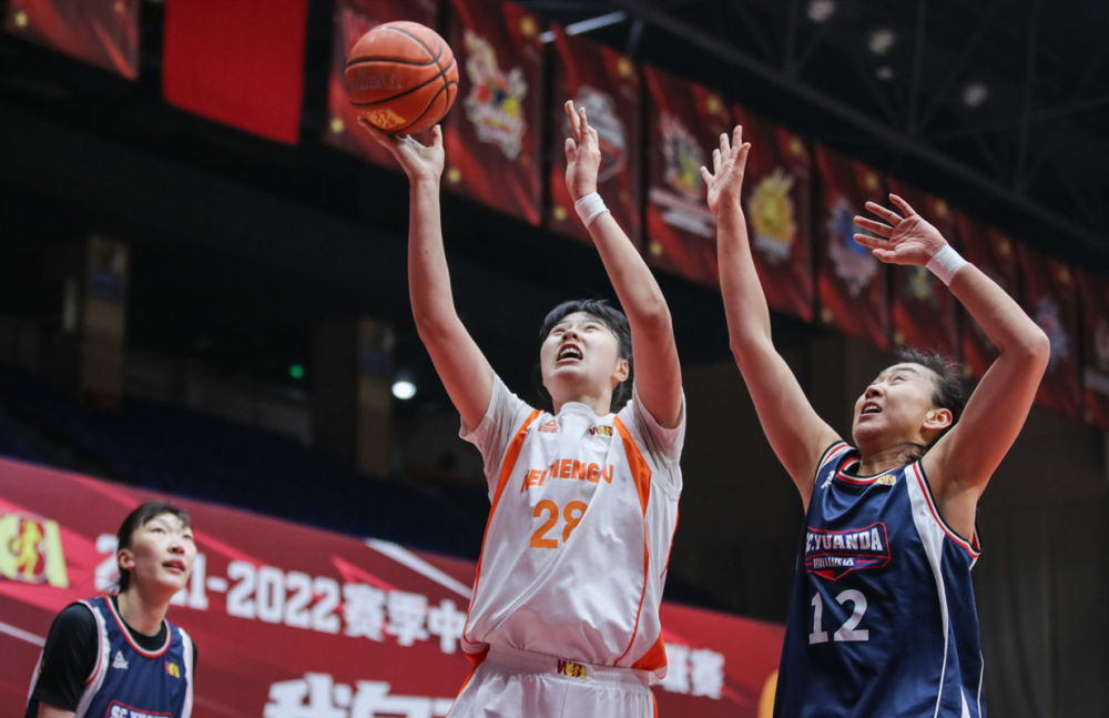 两强相争，内蒙古队展现冠军本色——2021-2022赛季WCBA联赛综述 - 封面新闻