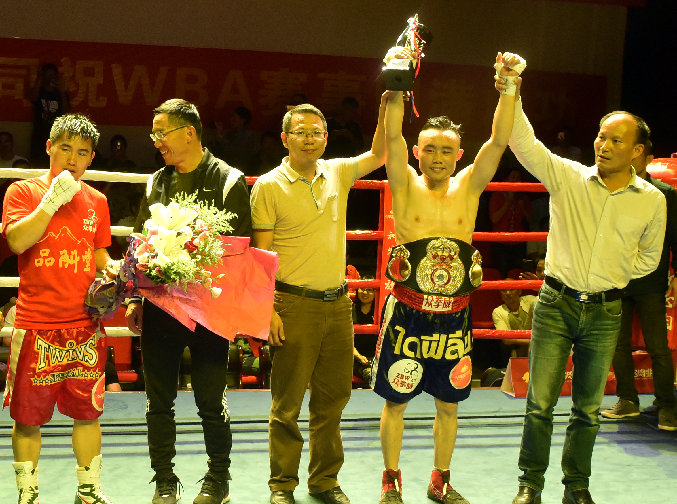 追光|给你送外卖的小哥，可能是一位拳王 - 封面新闻