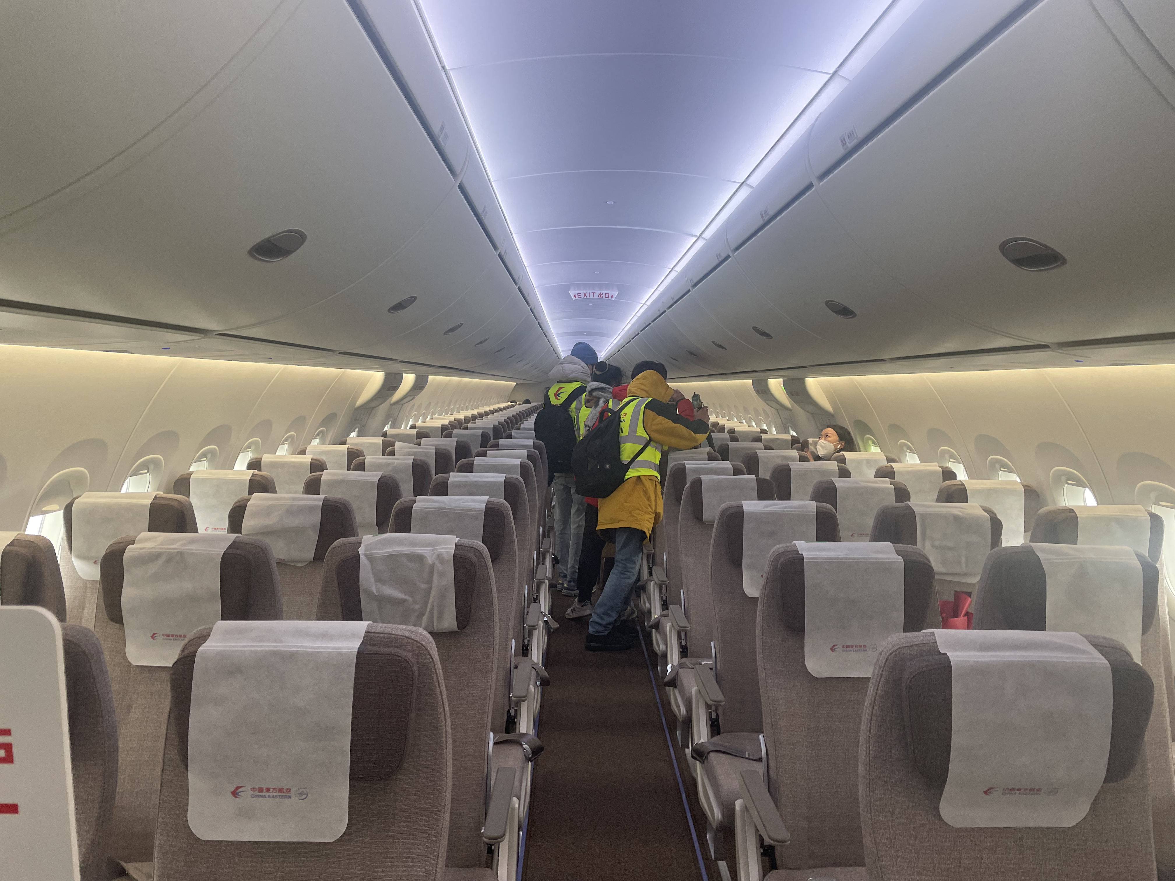 首次亮相成都天府国际机场！全球首架国产大飞机C919开启验证飞行 - 封面新闻