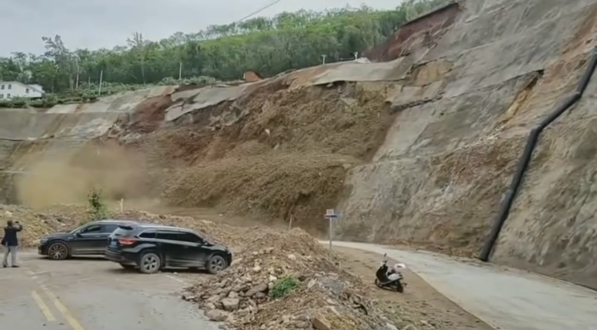 G248线四川凉山宁南境内发生山体滑坡 无人员伤亡，宁南到巧家须绕行 - 封面新闻