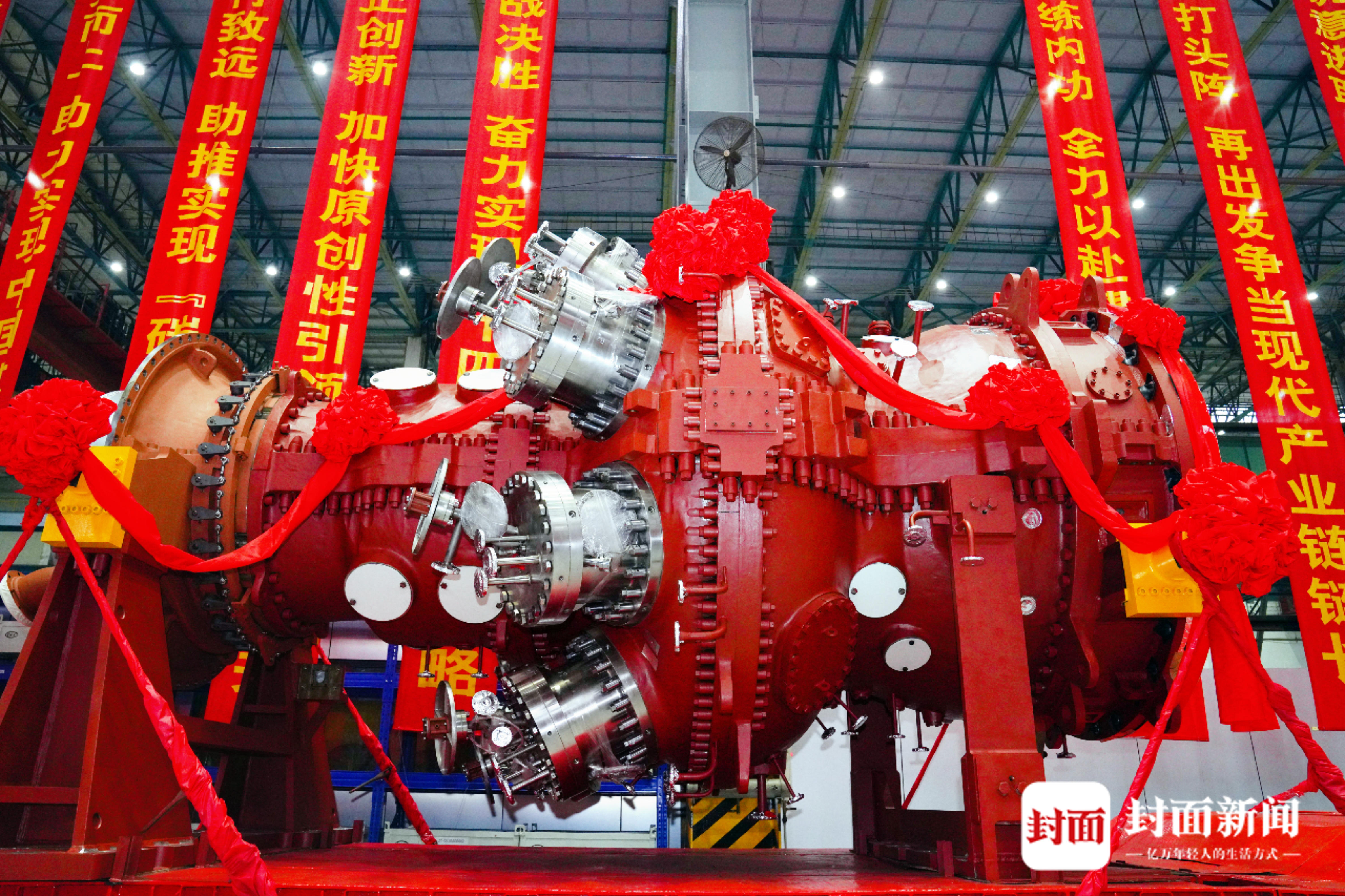 国内首台完全自主知识产权F级50MW重型燃气轮机从四川德阳发运 - 封面新闻